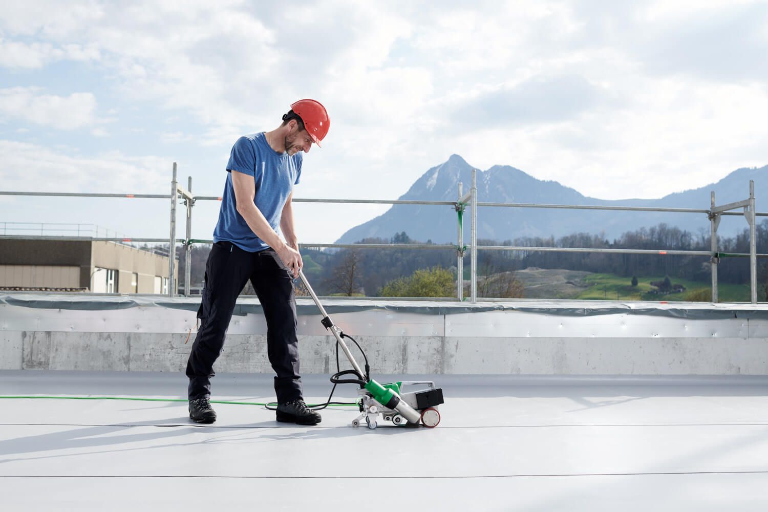 Welwyn Tool Group Leister UNIROOF 700 Automatic Roof Welding Machine ...