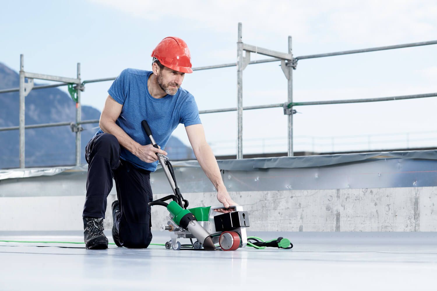 Welwyn Tool Group Leister UNIROOF 700 Automatic Roof Welding Machine ...